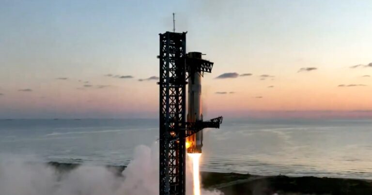 „SpaceX“ ką tik pirmą kartą pagavo raketos stiprintuvą. Kas dabar ...